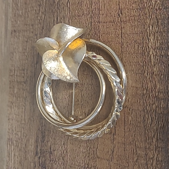 Vintage | Jewelry | Vintage Simple Golden Triple Ring Flower Brooch ...